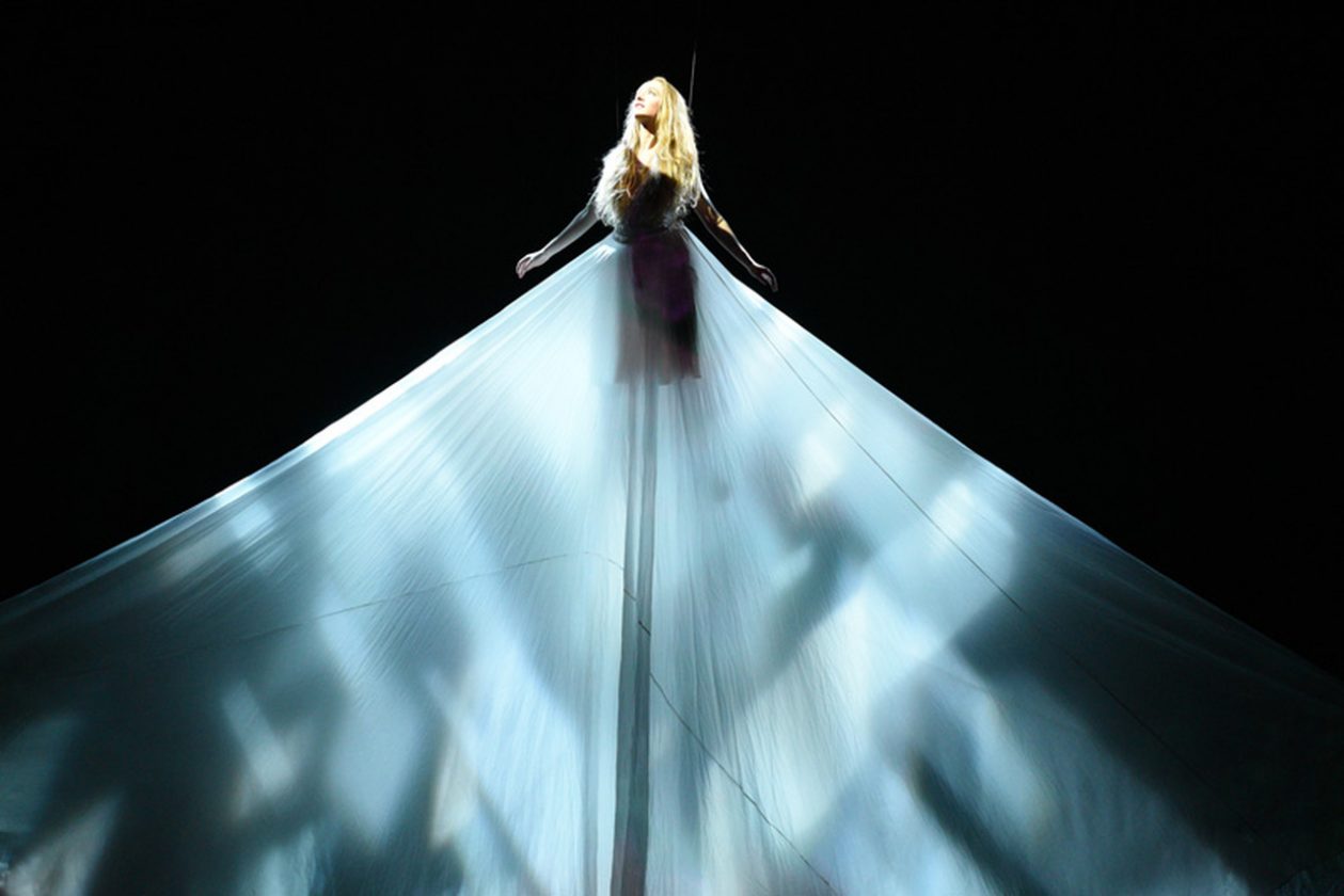 Momix retorna ao Brasil com adaptação fascinante de Alice no País das ...